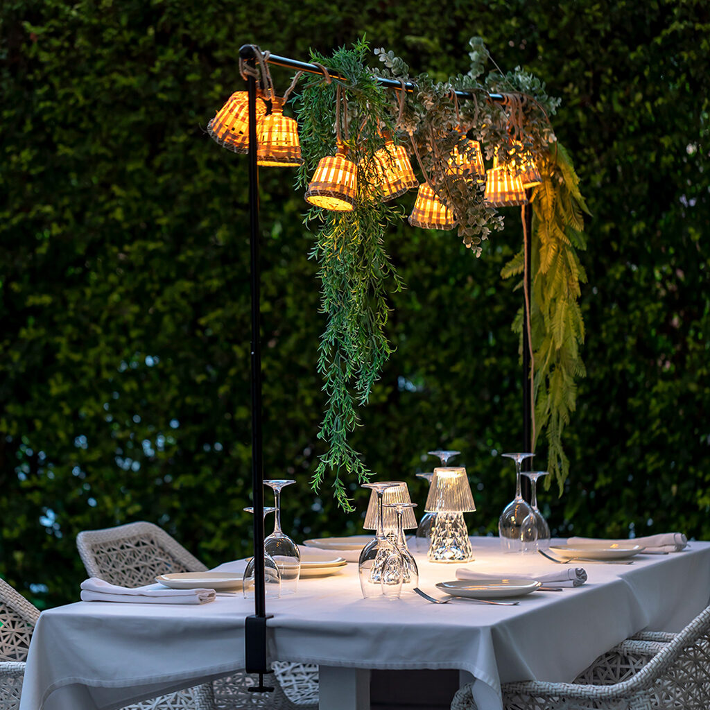 Cómo iluminar una mesa de comedor en el exterior - Blog LeonLeds