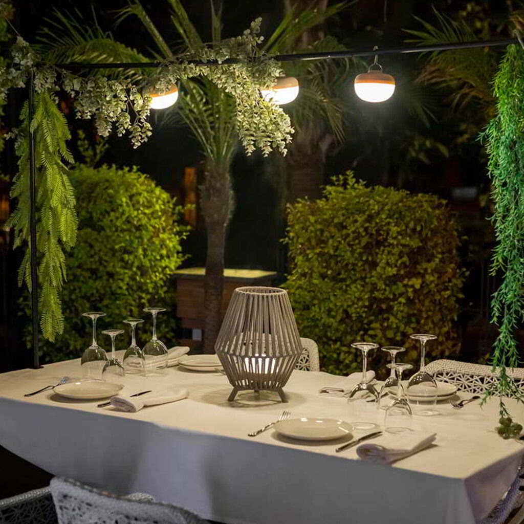 Cómo iluminar una mesa de comedor en el exterior - Blog LeonLeds